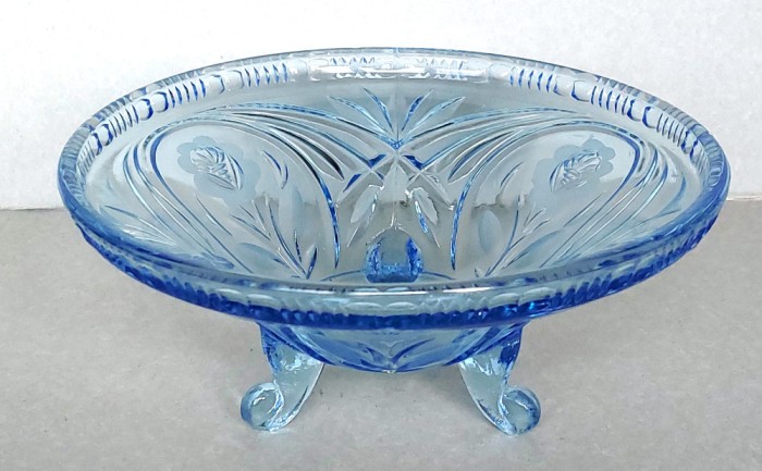Fructiera vintage sticla albastra cu 3 picioruse si ornamente florale ...