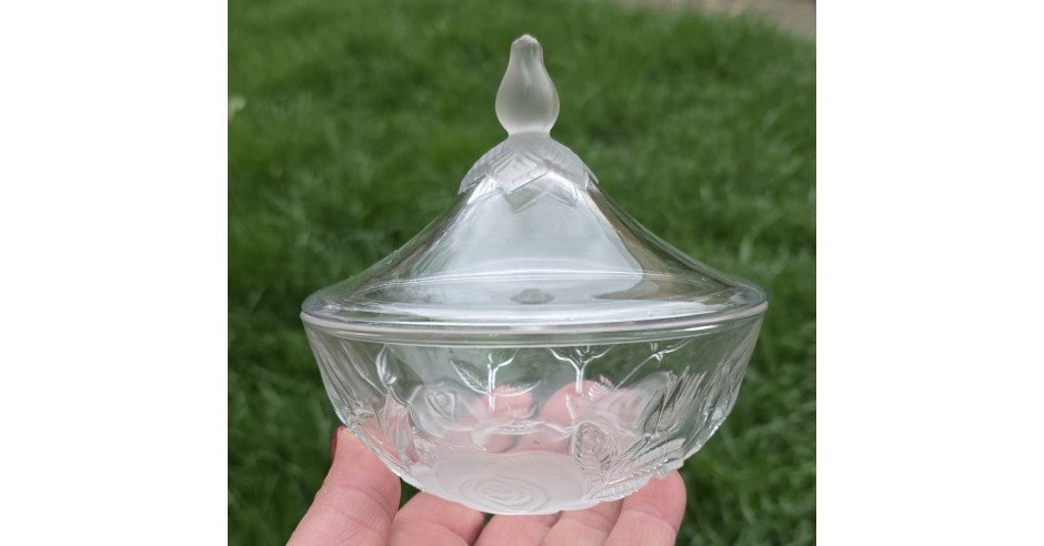 VAS VINTAGE CU CAPAC DIN STICLA, MODEL VEGETAL TRANDAFIRI | Okazii.ro