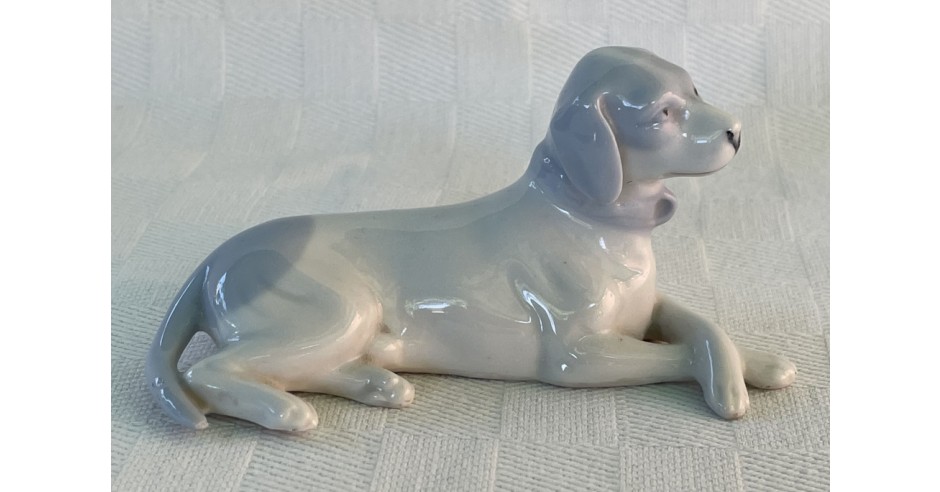 Bibelou din portelan infatisand un caine, sfarsit de secol 19 | arhiva ...