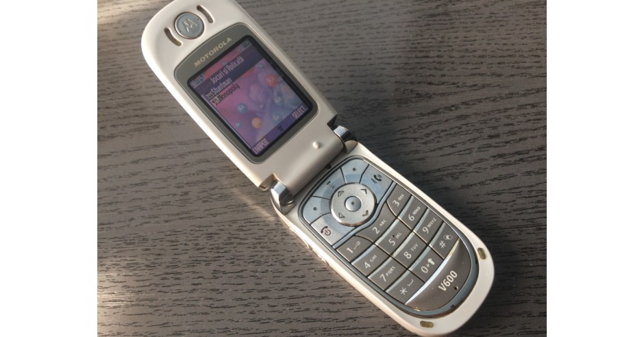 TELEFON CU CLAPETA DE COLECTIE MOTOROLA V600.CITITI VA ROG CU ATENTIE ...