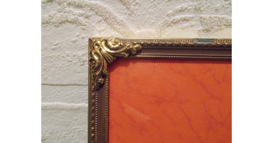 Veche RAMA din ALAMA pentru fotografii 24 x 18 cm , sticla bombata si ...