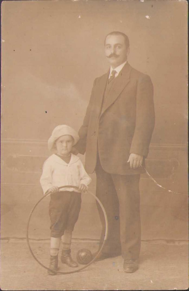 HST P215 Poza băiețel cu cerc și minge România interbelică | arhiva ...