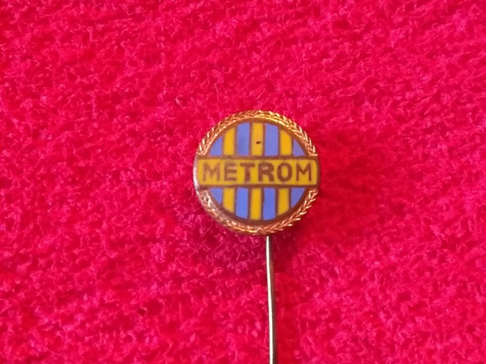 Insigna fotbal - "METROM" BRASOV | Okazii.ro