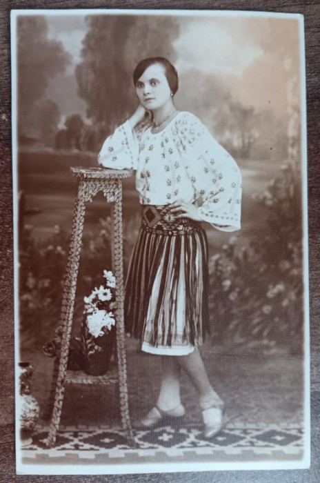QW18 6 - Fotografie foarte veche - Tanara in costum national - anii ...