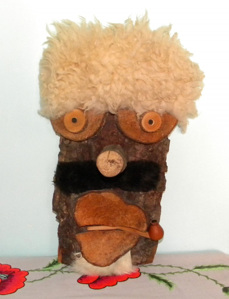 Masca populara din lemn aplicatii de blana din zona Humulesti, arta ...