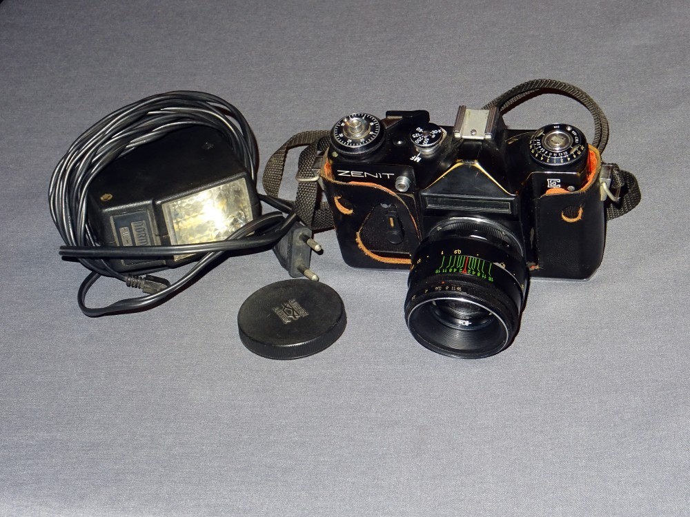 ZENIT E Aparat foto film cu obiectiv, etui si blitz, anii 1980 - NUMAI ...