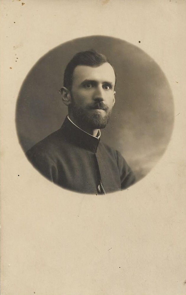 B461 Fotografie preot roman poza veche | arhiva Okazii.ro