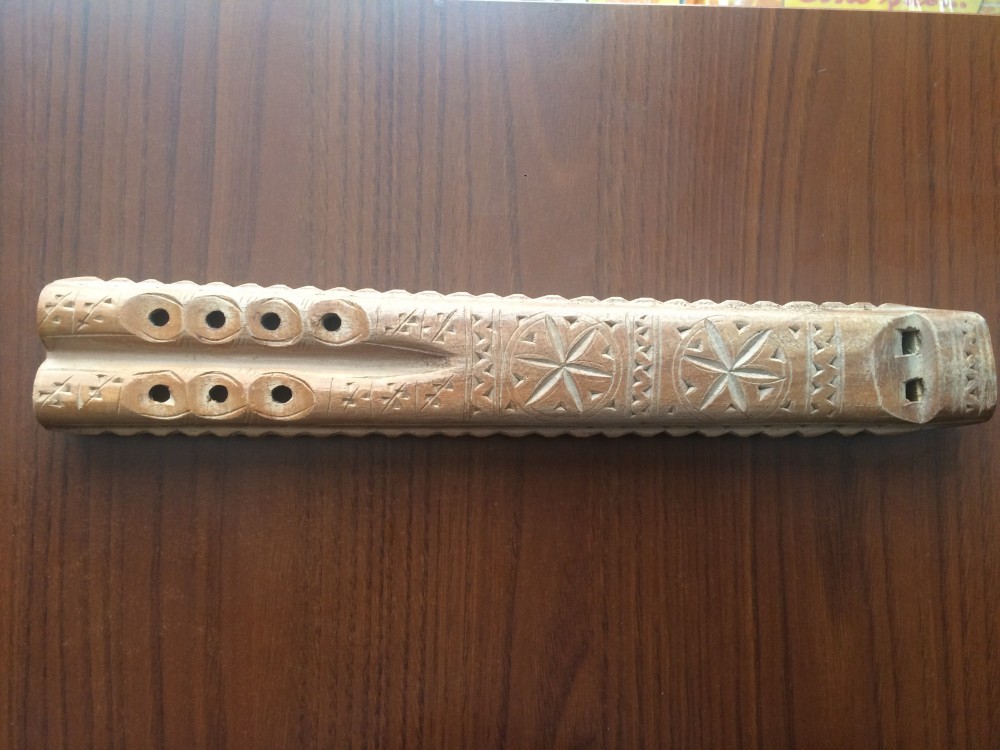 fluier din lemn sculptat instrument muzical de suflat traditional ...