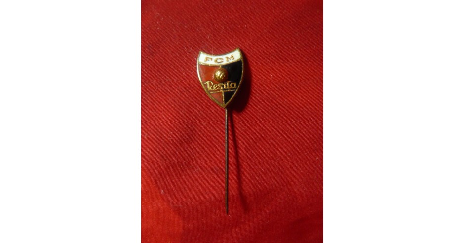 Insigna veche de fotbal- FCM Resita , metal si email ,h=1,6cm | Okazii.ro