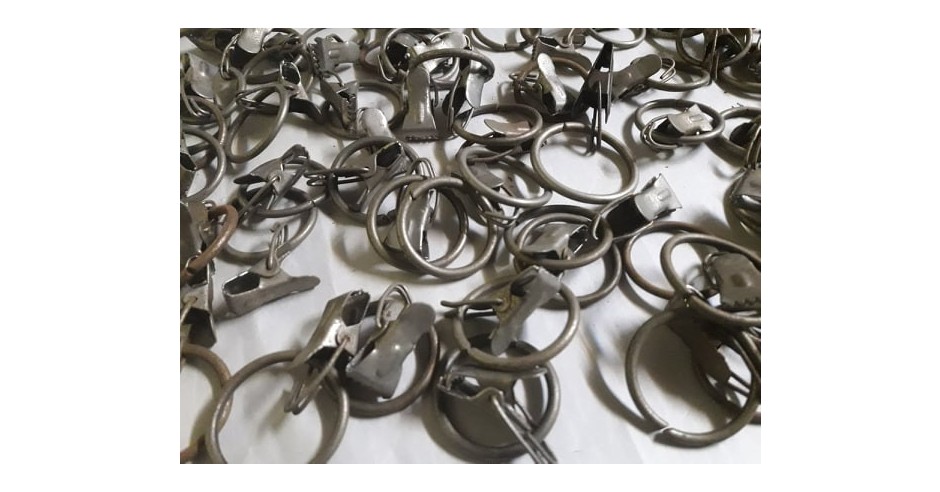 Lot 75 cleme(prinzatori)cu inele vechi metalice pentru perdele si ...