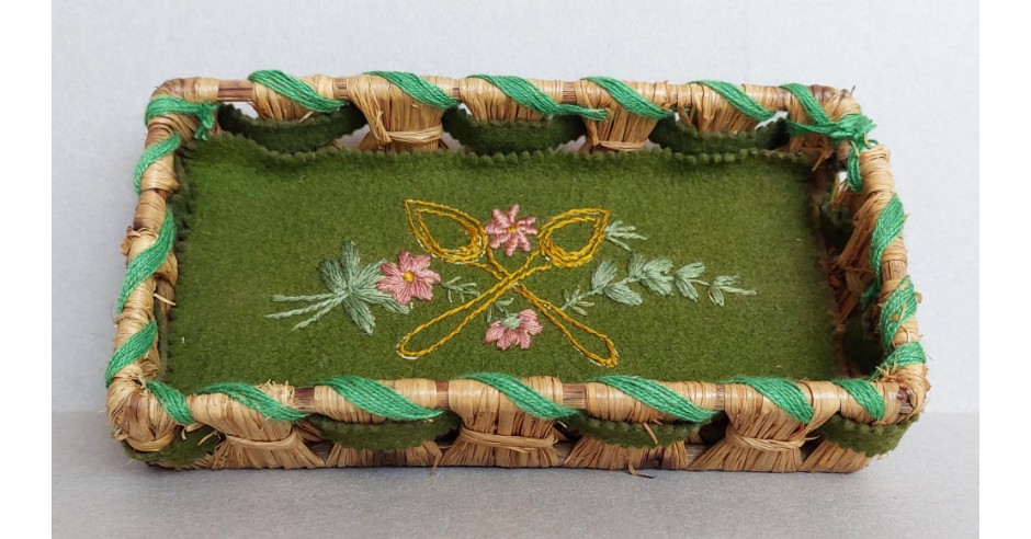 Cosulet interbelic din lemn si fibra vegetala cu broderie, pentru ...