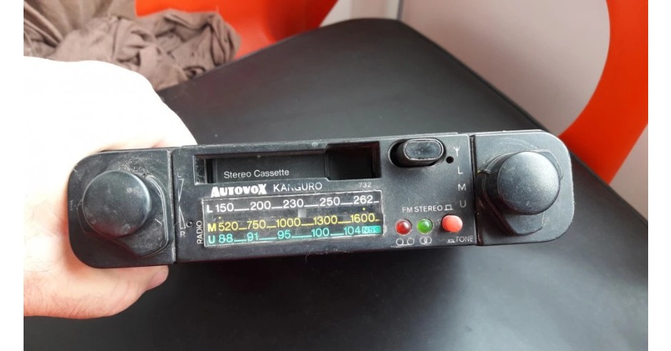 RADIO AUTO AUTOVOX KANGURO 732 , STEREO . RETRO , ANII 80 | Okazii.ro