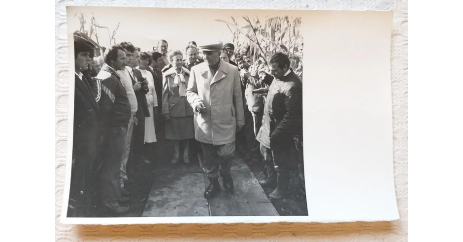 Fotografie veche Nicolae Ceausescu si Elena in vizita de lucru - poza ...