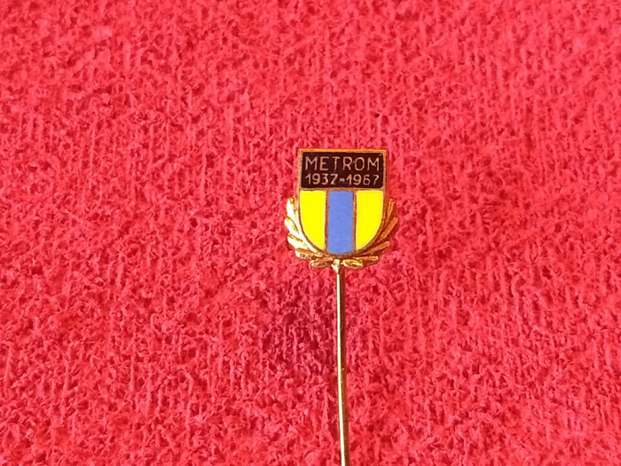 Insigna fotbal - "METROM" BRASOV (aniversare 1937/1967) | Okazii.ro