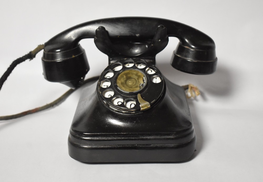 Telefon vechi din ebonita cu disc - folosit in Romania interbelica ...