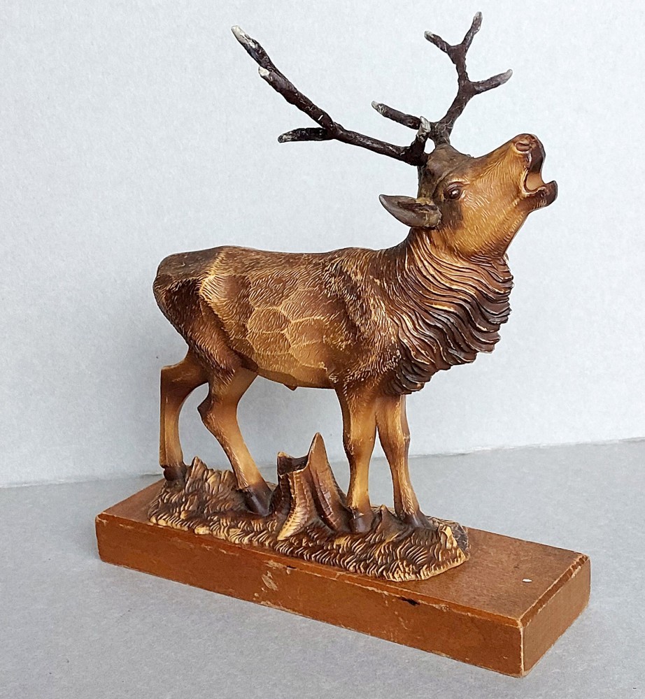 Cerb - sculptura turnata in rasina, postament lemn, statueta germana ...