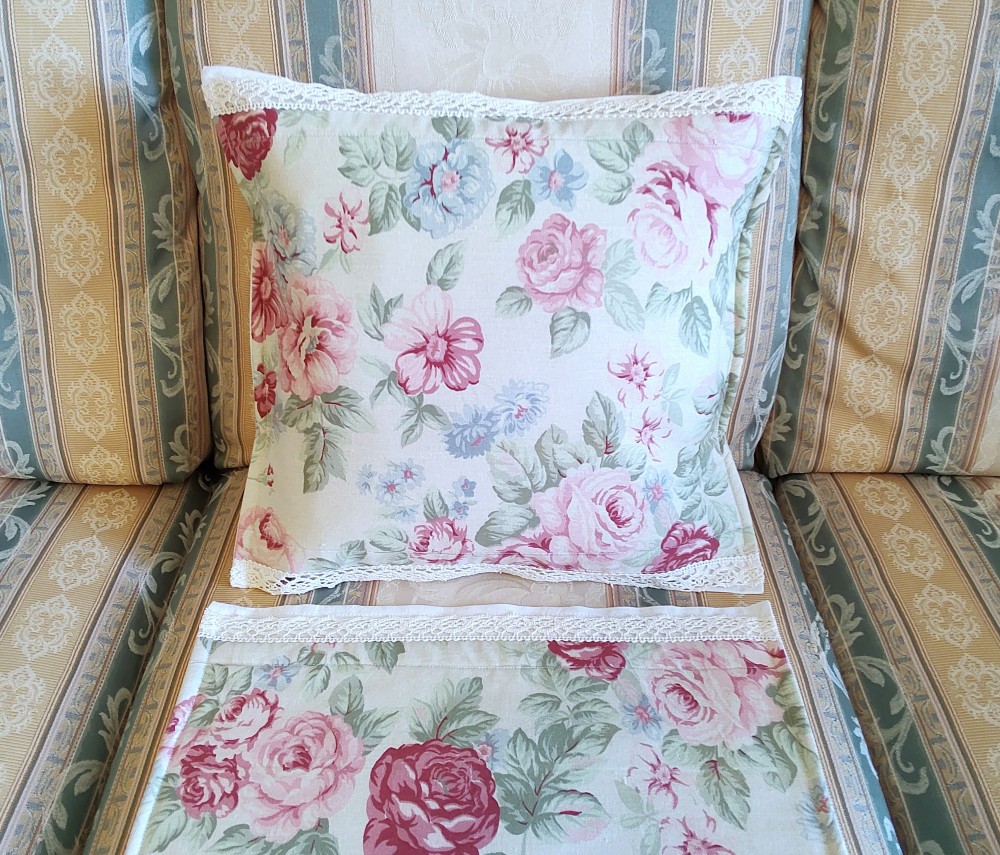 Set Fete de pernute, vintage din bumbac imprimat cu flori si danteluta ...