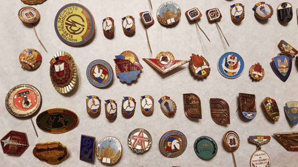 Lot de 240 insigne romanesti (comuniste) si straine | arhiva Okazii.ro