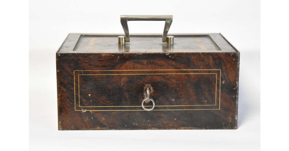 Caseta veche de valori / seif cu fund dublu secret - perioada ...