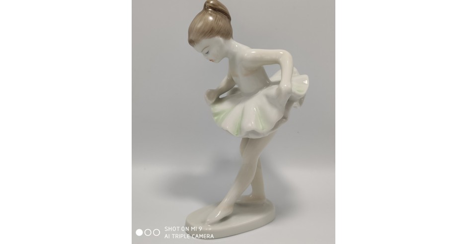 Figurina bibelou vechi din porțelan maghiar Hollohaza Ungaria | Okazii.ro