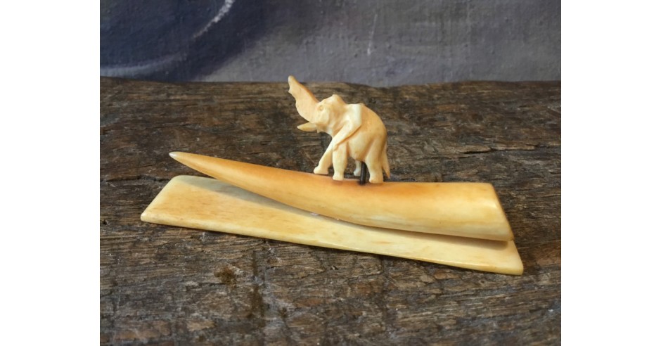 Arta / Design - Miniatura deosebita realizata din os / elefant pe un ...