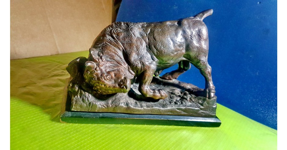 D740-I-Statuieta Taur metal alb bronzuit stativ lemn in patina ...