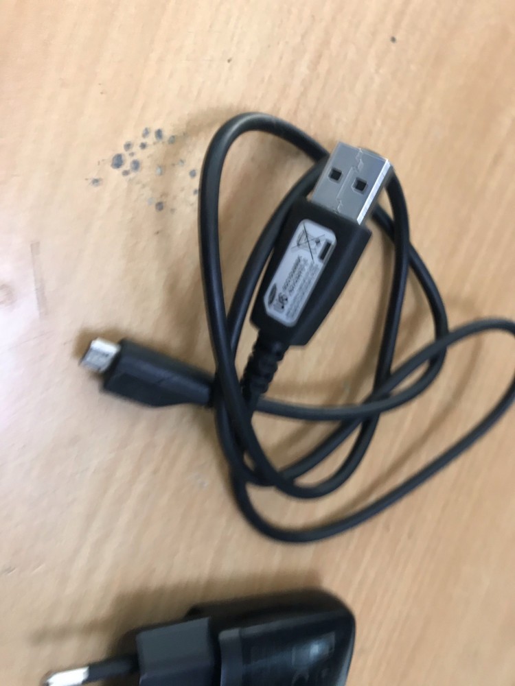 TELEFON SAMSUNG CU CLAPETA SI BUTOANE MARI NEGRU CU TIPLA PE ECRAN ...