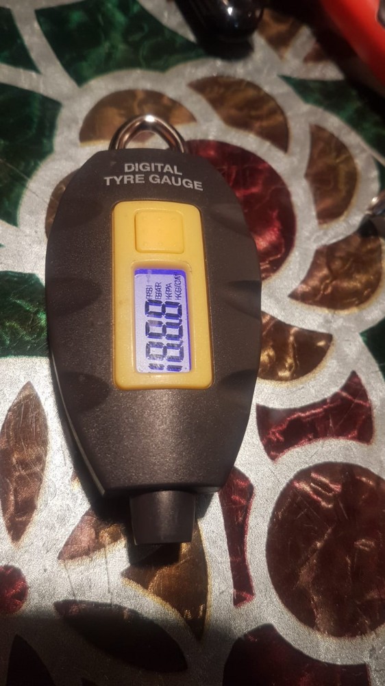 Manometru digital verificare presiune roti auto | arhiva Okazii.ro