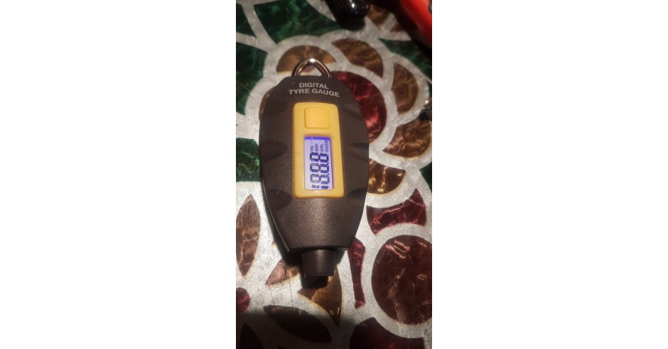 Manometru digital verificare presiune roti auto | arhiva Okazii.ro