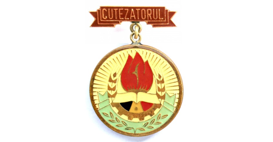 INSIGNA PIONIER MEDALIA CUTEZATORUL 3,2 CM LITERE INCUSE IMPRIMATE ...