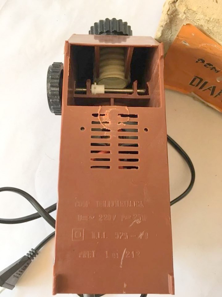 T - Proiector pentru diafilme Tehnometalica Arad Romania, 1984 ...