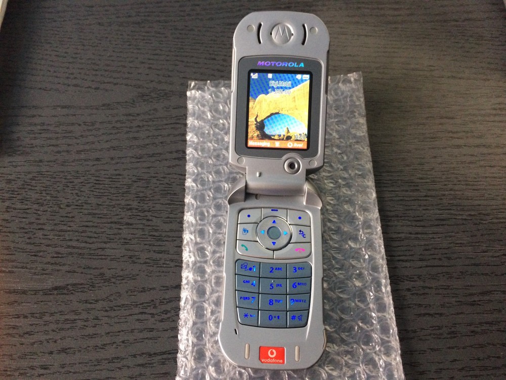 TELEFON CU CLAPETA MOTOROLA V980 DE COLECTIE.CITITI CU ATENTIE ...