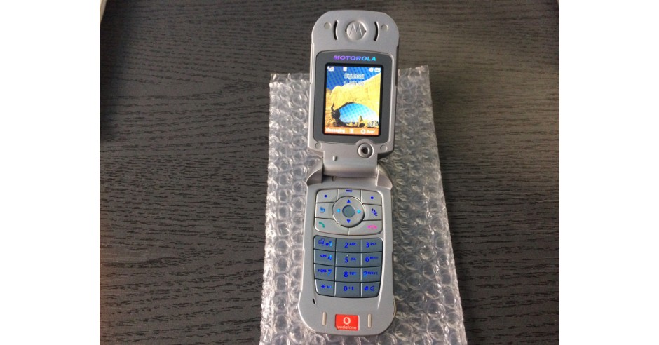 TELEFON CU CLAPETA MOTOROLA V980 DE COLECTIE.CITITI CU ATENTIE ...