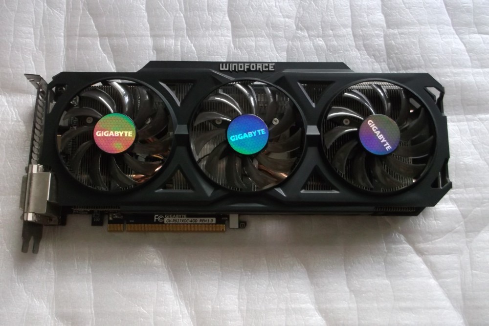 Placa video GIGABYTE Radeon R9 270X OC WindForce 3X 4GB GDDR5 256-bit ...