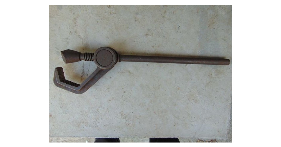 Scula veche,CHEIE REGLABILA PENTRU TEVI masiva VECHE,Stare conform Foto ...