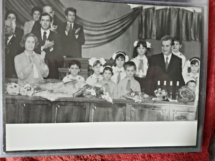 Fotografie Nicolae, Elena & Nicu Ceaușescu cu Pionieri - Album Foto ...