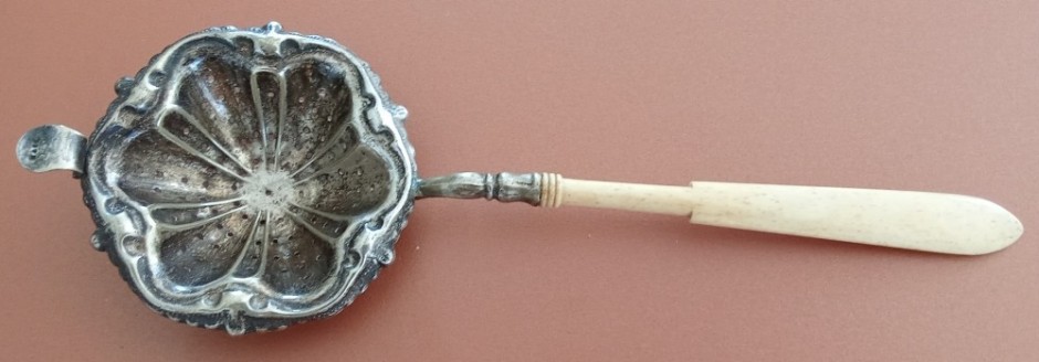 Ceainic second hand in Antichitati Universal. Cumpara ieftin