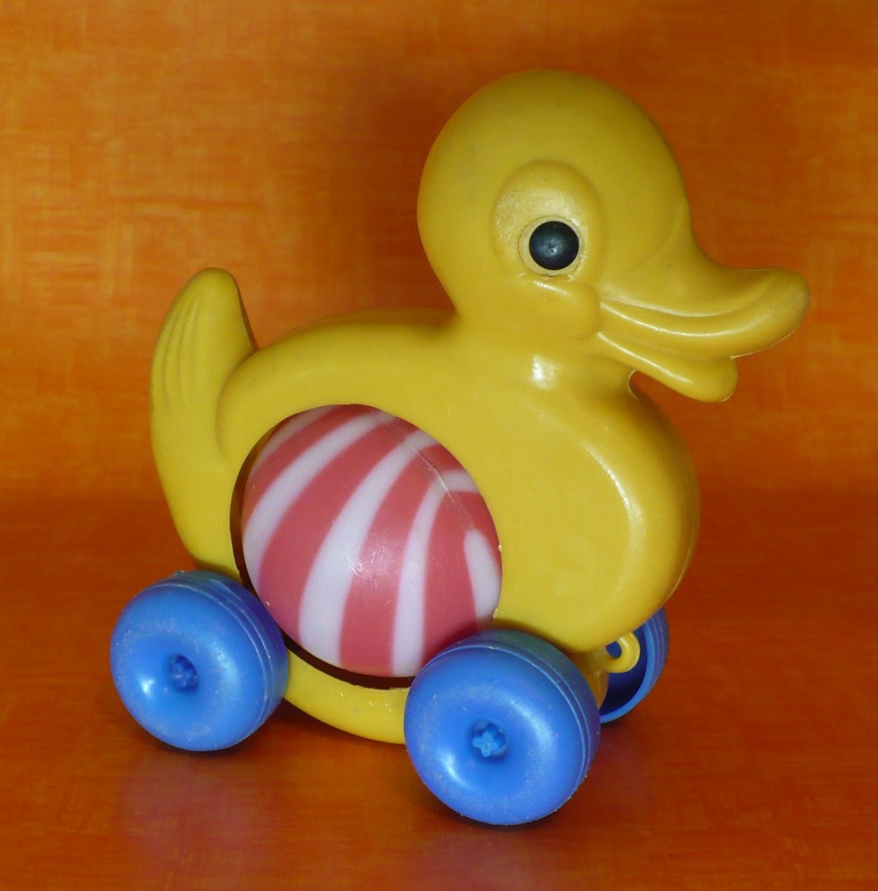 Jucarie veche romaneasca plastic ratusca din perioada comunista ...