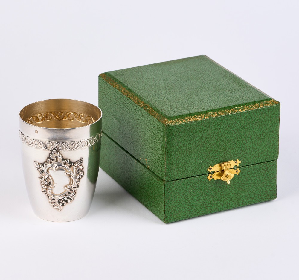 Pahar,pocal mare din argint 950,cu stema regala,in cutia originala ...