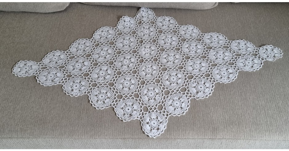 CENTRU DE MASA VINTAGE, LUCRAT LA IGLITA DIN FIR ALB DE BUMBAC | arhiva ...