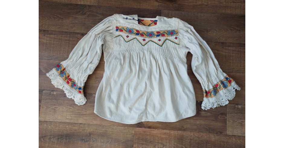 * Ie veche, pe panza tesuta in casa, curatura de mana, zona Etnografica ...