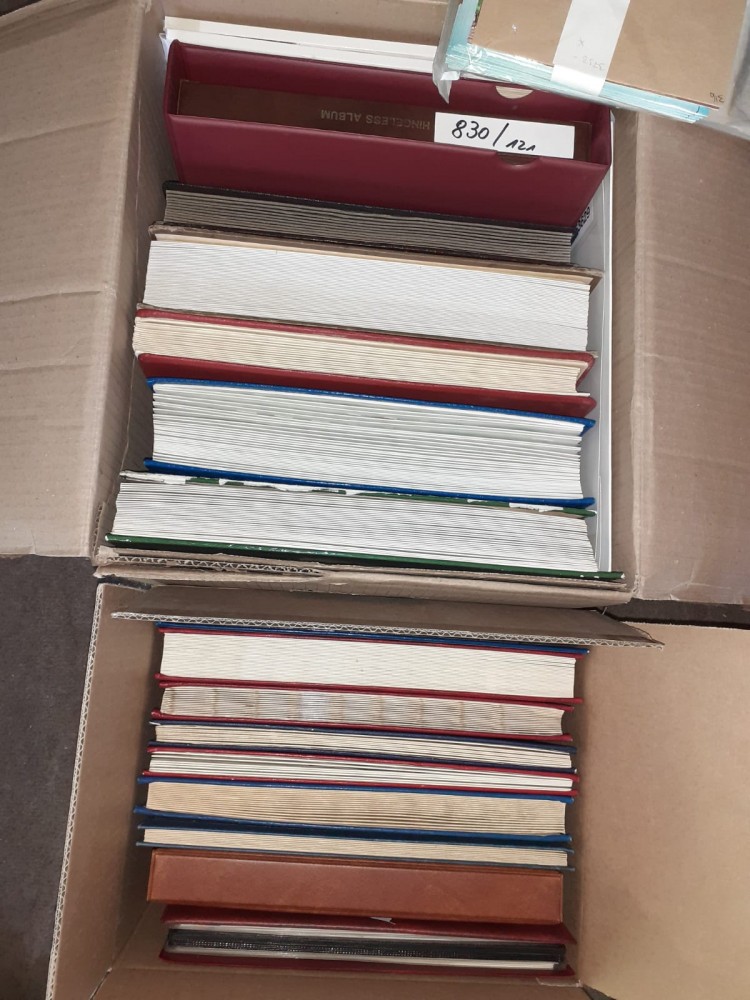 Doua cutii cu materiale filatelice diverse, timbre in clasoare, albume ...