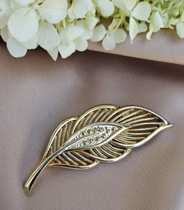 BROSA VINTAGE IN FORMA DE FRUNZA STILIZATA DIN METAL | Okazii.ro