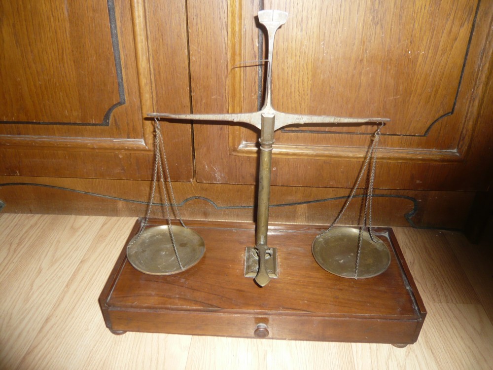 Balanta veche bronz cu suport lemn ,cu sertar si cutie de greutati ...