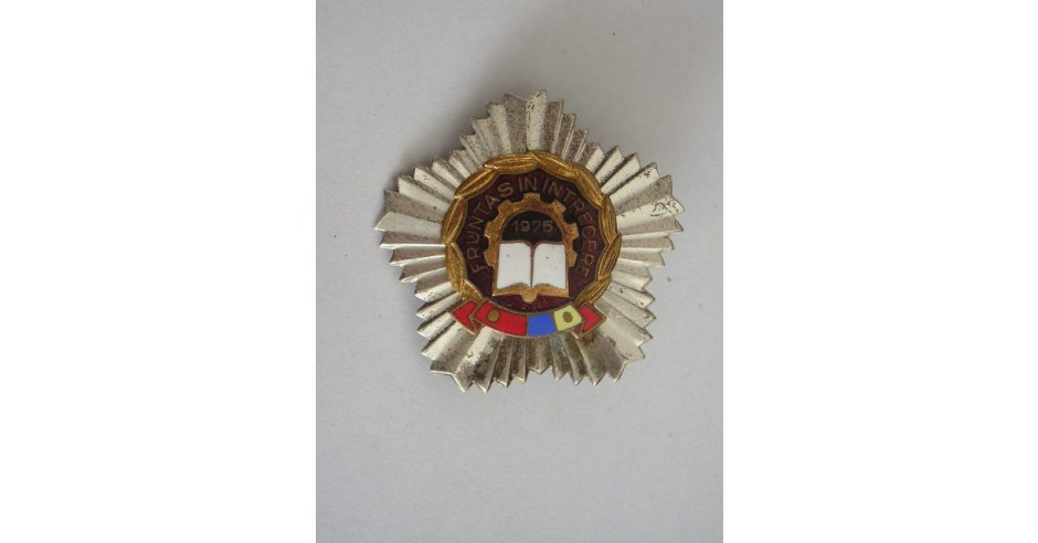 QW9 L 49 - Insigna - tematica comunism - Fruntas in intrecere - 1975 ...