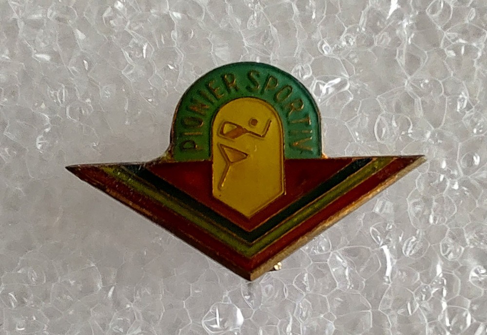 Insigna pionieri - Pionier sportiv - Fara clasa | arhiva Okazii.ro