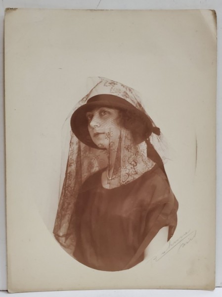 STUDIO FOTO DIN PARIS , TANARA CU PALARIE SI VOAL , FOTOGRAFIE DE MODA ...