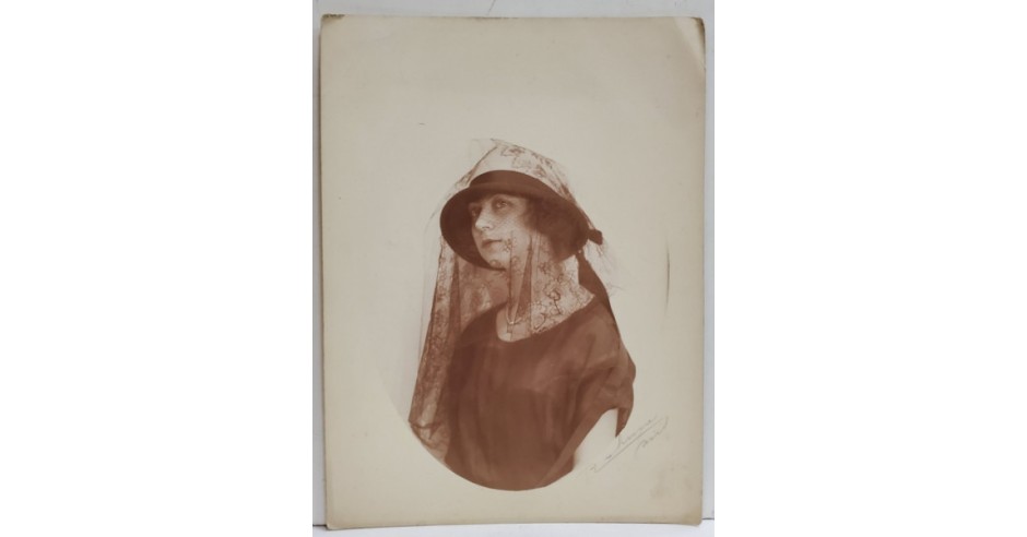 STUDIO FOTO DIN PARIS , TANARA CU PALARIE SI VOAL , FOTOGRAFIE DE MODA ...