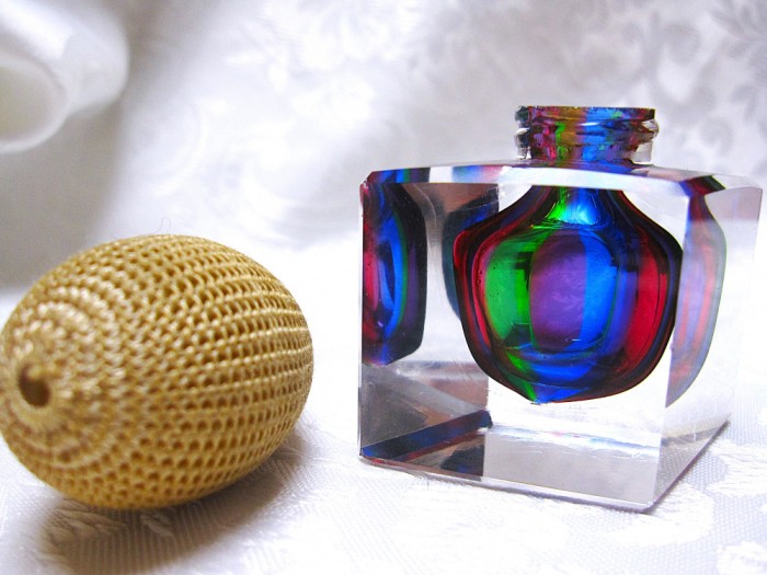 STICLA PARFUM CU ATOMIZOR DIN CRISTAL COLORAT | Okazii.ro