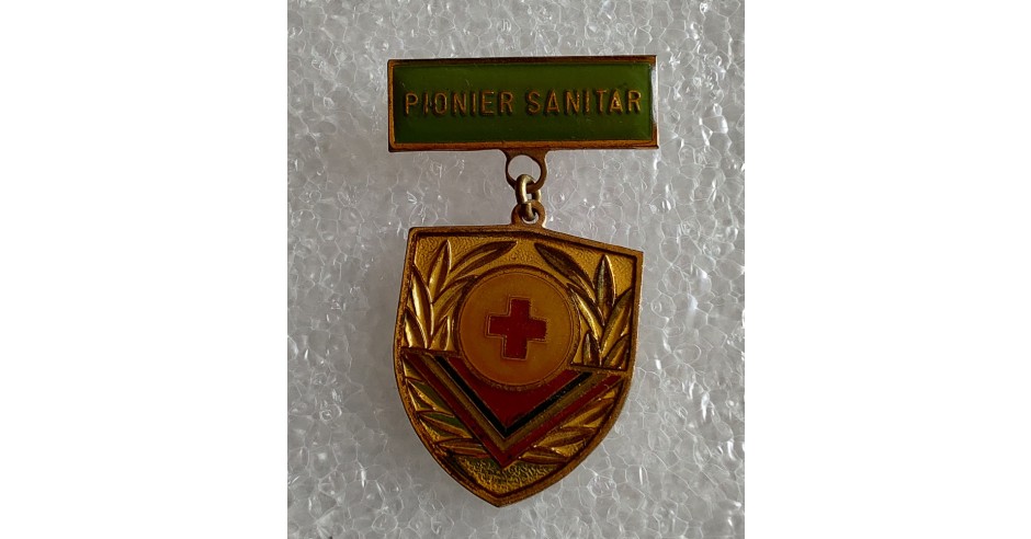 Insigna pionieri - Pionier sanitar | arhiva Okazii.ro